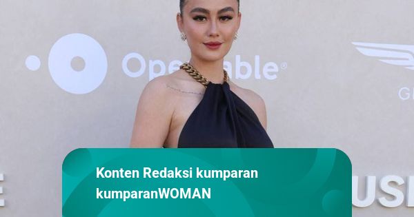 Agnez Mo Tampil Menawan Pakai Batik & Tusuk Konde di Karpet Merah Gold Gala AS | kumparan.com